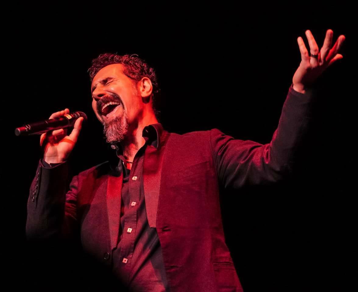 De volta aos palcos, Serj Tankian se apresenta em festival na Armênia ...